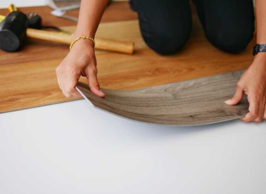 Quel prix pour un sol faux parquet ? Installation et pose