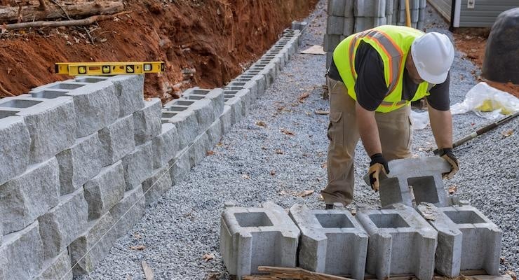 Pourquoi choisir le parpaing pour un mur de soutènement