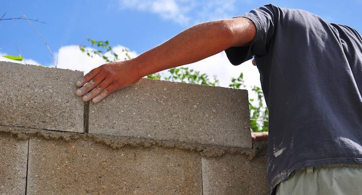 Mur en parpaings : comment bien construire les fondations